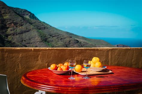 산의 전경을 조망할 수 있는 발코니 테라스에서 와인과 과일을 즐기실 수 있습니다 그랜드 카나리아에 대한 스톡 사진 및 기타 이미지 그랜드 카나리아 마실 것 와인