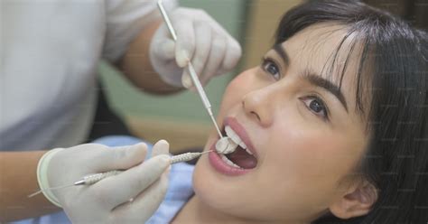 치과 진료소에서 치과 의사가 치아를 검사하고 치아 검진을 받고 건강한 치아 개념을 가진 젊은 여성 사진 Unsplash의 건강한 라이프 스타일 이미지