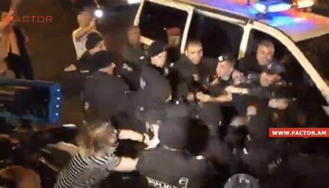 Դաժան ծեծուջարդ ոստիկանները Մաշտոցի պողոտայից բռնի ուժով բերման են ենթարկում ցուցարարներին