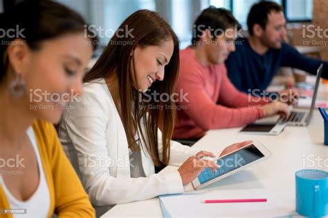 태블릿 컴퓨터를 사용 하 여 창조적인 사무실에서 일 하는 여자 계획에 대한 스톡 사진 및 기타 이미지 계획 동료 동업자 Istock