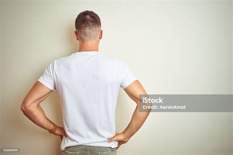 몸에 팔을 멀리 찾고 뒤로 서 고립 된 배경 위에 캐주얼 흰색 티셔츠를 입고 젊은 잘 생긴 남자 후면에 대한 스톡 사진 및 기타 이미지 Istock