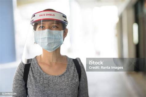 야외에서 코로나 바이러스 발병으로부터 보호하기 위해 마스크와 얼굴 방패를 착용한 젊은 아시아 여성 20 24세에 대한 스톡 사진 및 기타 이미지 Istock