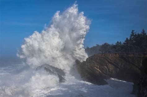 High Surf Advisory South Oregon Coast Wed Waves Up To 25 Feet