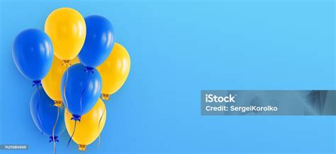 파란색과 노란색 헬륨 풍선이있는 웹 배너 또는 인사말 카드 디자인 템플릿과 밝은 파란색 배경에 오른쪽에 빈 복사 공간 사실적인 3d 벡터 일러스트 레이 션 0명에 대한 스톡