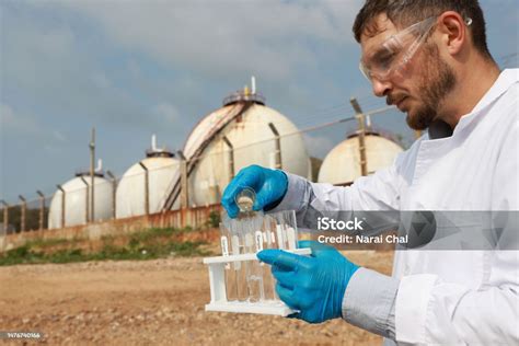남성 생물학자 또는 전문 자연 과학 검사 공장에서 배수수 수질 환경 오염 문제 개념 수자원 과학은 공장 폐수에서 물 샘플을 수집합니다 과학자에 대한 스톡 사진 및 기타