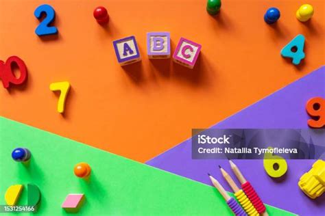 형형색색의 종이에 나무 장난감을 던진다 교육용 장난감 블록 피라미드 연필 숫자 유치원 유치원 또는 탁아소용 장난감 텍스트를 위한 공간을 복사합니다 평면도 0명에 대한 스톡