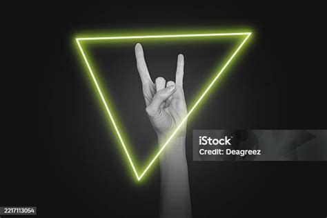 트렌드 삽화 스케치 이미지 사진 콜라주 어두운 배경 네온 불빛 램프 튜브 삼각형 모양 손 쇼 몸짓 바위 롤 무거운 금속 0명에 대한 스톡 사진 및 기타 이미지 Istock