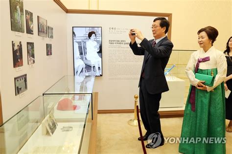 김대중 아들 김홍업씨 청와대 대통령 전시 찾아…10만명 관람 연합뉴스