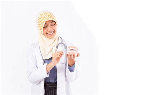 치과 의사 는 그녀의 클리닉에서 새로운 치아 임플란트 및 전문 치과 도구를 보여주고 작업합니다 건강 진단에 대한 스톡 사진 및 기타 이미지 Istock