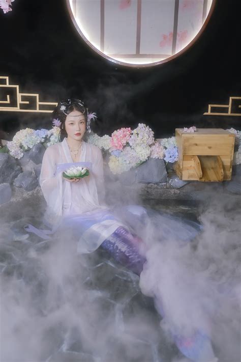 [艺图语] 2022 12 24 听说了吗，先生的池子里养了一条人鱼。 小霜 微图坊