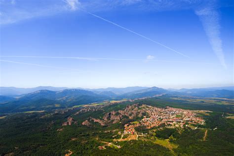 Изглед отвисоко към Белоградчик и скалите Пейзажна фотография от България Симеон Донов