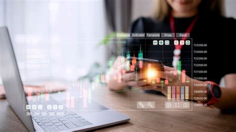 Mulher De Negócios De Perto Coletando Informações De Dados Convertendo