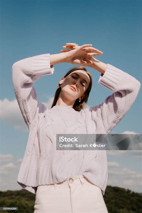 하늘을 향해 서 있는 팔을 들고 있는 젊은 여자 패션에 대한 스톡 사진 및 기타 이미지 패션 한 명의 여자만 인물 사진 Istock