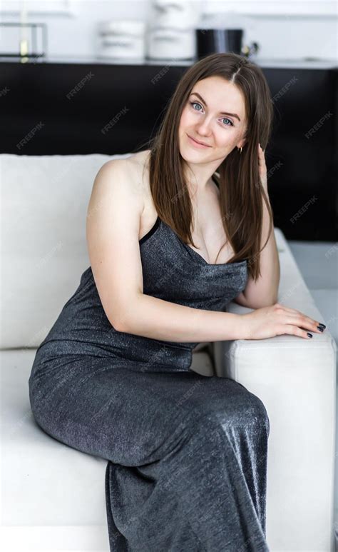 Menina Linda E Sexy Modelo Morena De Vestido Preto Com Costas Nuas Está