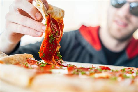 길거리 카페에서 피자를 먹는 젊은 매력적인 미소 남자 치트 식사 치트 데이 거리에 대한 스톡 사진 및 기타 이미지 거리 러시아 레스토랑 Istock