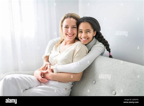 Mutter Und Tochter Sitzen Auf Dem Sofa Fotos Und Bildmaterial In Hoher Aufl Sung Alamy