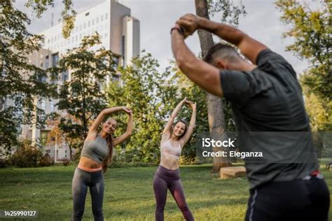 야외 스포츠 훈련 전에 스트레칭하는 스포티 한 사람들의 그룹 달리기에 대한 스톡 사진 및 기타 이미지 달리기 도시 3 명 Istock