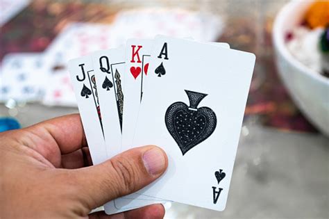 로얄 플러시와 카드를 들고있는 남자 포커 러미 틴 패티 및 기타 카드 게임에서 행운의 손을 보여주는 다른 스위트 룸 가능성에 대한 스톡 사진 및 기타 이미지 Istock