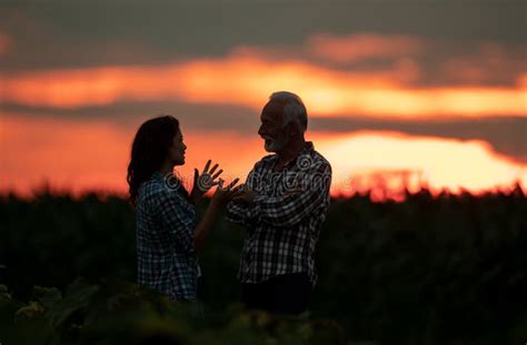 Dos Campesinos Hombre Y Mujer Hablando En El Campo Foto De Archivo Imagen De Persona Hombre