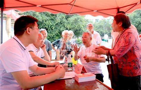 四川华蓥：走上街头听民意 走进社区察民情 人民图片网
