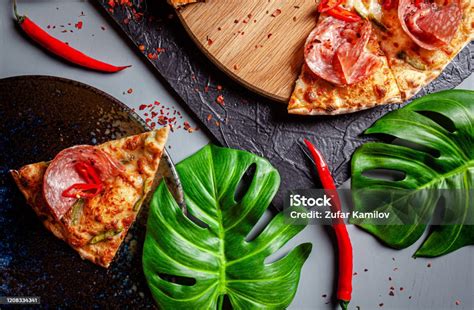 나폴리 멕시코 요리 살라미 소시지 고추 할라피뇨 절인 오이 토마토 필라티 소스를 곁들인 피자 배경 이미지 복사 공간 텍스트 고기에 대한 스톡 사진 및 기타 이미지 Istock