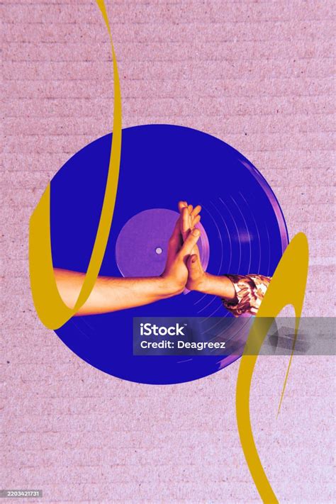 포스터 이미지 세로 사진 손의 콜라주 쇼 하이 파이브 제스처 박수 손바닥 친구 팀 비닐 디스크 음악 재생 목록 클럽 0명에 대한 스톡 사진 및 기타 이미지 Istock