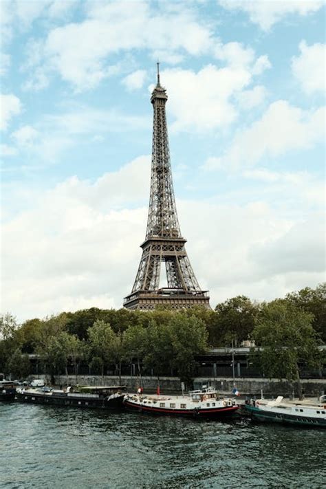 Idf Idf 지역 강에서 보트 강철 건축 경치 계절 관광 구름 기념물 낭만적인 도시 풍경 도시의 디자인 랜드마크 목적지 문화적 보트