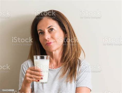 질문 매우 혼란 스 러 워 아이디어에 대 한 신선한 우유 심각한 얼굴의 잔을 마시는 중 년 여성 우유에 대한 스톡 사진 및 기타 이미지 Istock