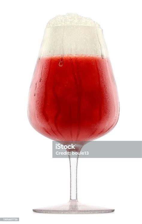 흰색 배경에 고립 된 거품 거품신선한 초안 맥주의 서리가 내린 유리 3차원 형태에 대한 스톡 사진 및 기타 이미지 3차원 형태 Ale 가득 찬 Istock