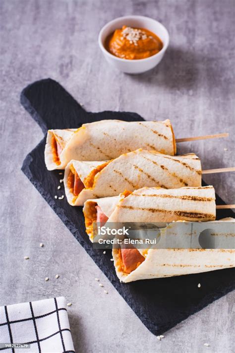 한국 길거리 음식 옥수수 개는 또띠아 그릴에 소스가 있는 테이블 수직 보기 가공육에 대한 스톡 사진 및 기타 이미지 가공육