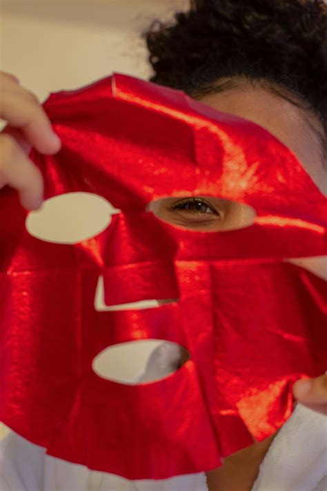 개인 관리 개인 위생 건강 건강과 아름다움 검은 머리 곱슬머리 깨끗한 눈 닦는 메이크업 제거 모이스처라이저 뷰티 루틴 사람 성인 손 수직 쐈어