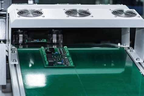 Produção De Placas De Circuitos Impressos No Transportador Da Linha De Produção Automática