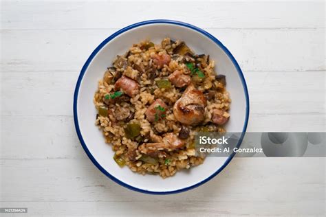 토끼 소시지 및 녹색 콩을 곁들인 쌀 빠에야 스페인 발렌시아의 타파 전통 레시피 닭고기에 대한 스톡 사진 및 기타 이미지 닭고기 건강한 생활방식 건강한 식생활