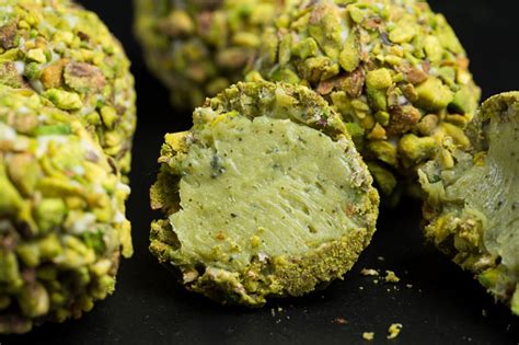 테마 달콤한 디저트 케이크 핸드메이드 블랙 배경에 화이트 초콜릿 말차 피스타치오의 매크로 클로즈업 디저트 디저트 스위트 캔디 라운드 볼 화이트 트러플 볼 세트 0명에 대한