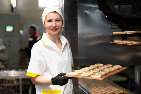 2022년 4월 19일 벨로루시 고밀의 도시 빵 공장 도넛을 곁들인 빵집의 소녀 노동자 베이커리 생산 공장 산업 건물에 대한 스톡 사진 및 기타 이미지 Istock