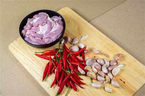 고추와 마늘을 곁들인 검은 그릇에 담긴 생 돼지 내장은 나무 판에 놓여 있고 익히지 않은 창자 평면도 돼지의 내장 기관 건강