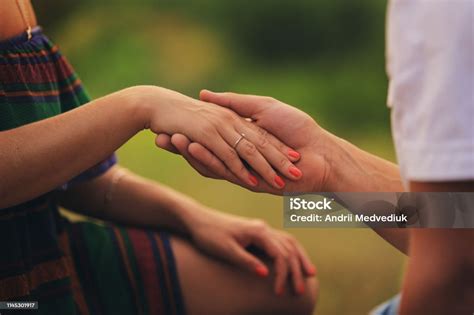 반지를 가진 젊은 부부의 손 사랑 커플 관계와 휴일 개념남자에 게 다이아몬드 링을 주는 여자의 닫기 2명에 대한 스톡 사진 및 기타 이미지 Istock