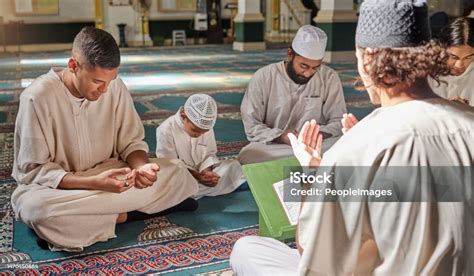 무슬림 어린이 또는 남성은 라마단에 가족으로서 감사하는 마음으로 거룩한 사원이나 모스크에서 알라를 숭배하기 위해기도합니다 이슬람교 공동체 또는 소년이나 아이와 함께 신의