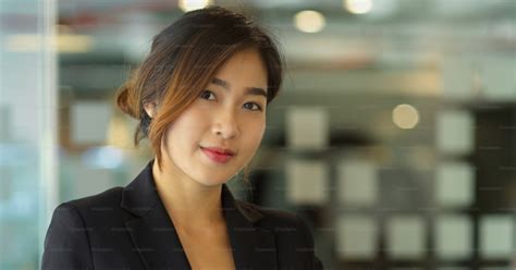 사무실에서 직장에 서 있는 동안 카메라에 미소 짓는 사업가의 초상화 사진 Unsplash의 여성만 이미지