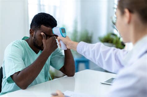 병원이나 진료소 내에서 환자에게 환자의 체온 검사를 확인하는 의사 온도 남자 사람 의사 체온 검사 및 진료소에서의 건강 검진 간호사에 대한 스톡 사진 및 기타 이미지