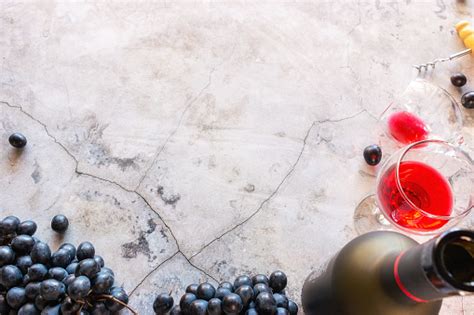 와인 한 병과 두 잔 대리석 배경에 검은 포도와 코르크 나사 가정의 방에 대한 스톡 사진 및 기타 이미지 가정의 방 까비네쇼비뇽 포도 까비네프랑 포도 Istock
