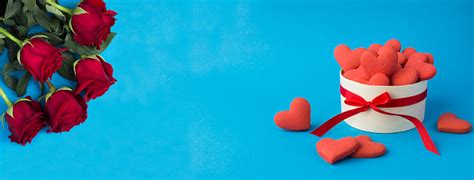 휴일 배너 빨간 하트가있는 선물 상자는 파란색 배경에 쿠키와 빨간 장미를 형성했습니다 공간을 복사합니다 0명에 대한 스톡 사진 및 기타 이미지 Istock