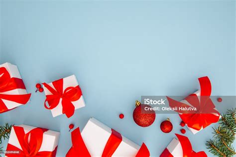 크리스마스 구성 선물 전나무 나뭇가지 푸른 배경에 빨간 장식 겨울 새해 개념 평면 평지 복사 공간 개념에 대한 스톡 사진 및