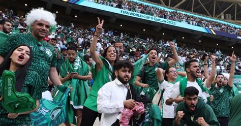 사우디아라비아 역전승에 기뻐하는 축구팬들