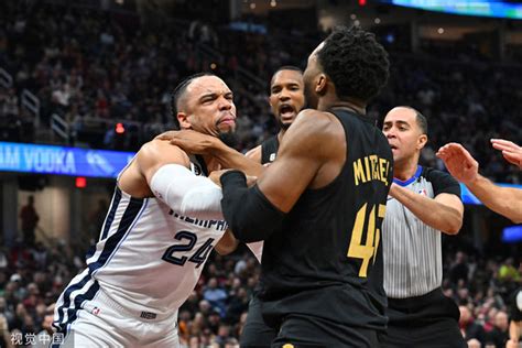 Nba球星米歇爾暴怒拽倒對手 全因下體被攻擊！網轟布魯克斯好髒 Ettoday運動雲 Ettoday新聞雲