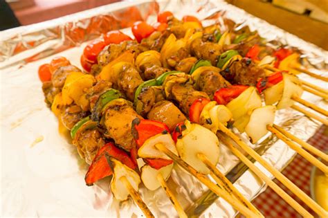 알루미늄 호일에 구운 돼지 고기 바베큐 한 나무 막대기에는 돼지 고기 빨강과 피망 양파 토마토가 포함되어 있습니다 0명에 대한 스톡 사진 및 기타 이미지 Istock