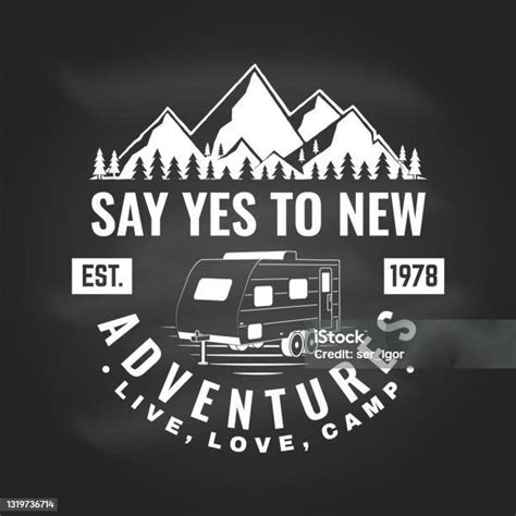 새로운 모험에 예라고 말하십시오 셔츠 또는 인쇄 스탬프 또는 티에 대한 칠판 개념에 라이브 사랑 캠프 벡터 캠퍼 트레일러와 산 실루엣 캠핑 인용 빈티지 타이포그래피 디자인