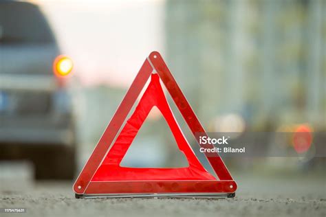 빨간색 비상 삼각형 정지 표지판과 도시 거리에 깨진 자동차 0명에 대한 스톡 사진 및 기타 이미지 0명 Sos 거리 Istock