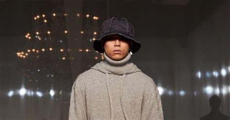 식케이 파리 패션위크 런웨이 장식 직접 러브콜