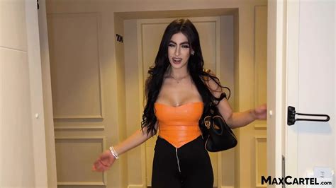 뻑가는 몸매의 핫한 갈색 머리 xHamster